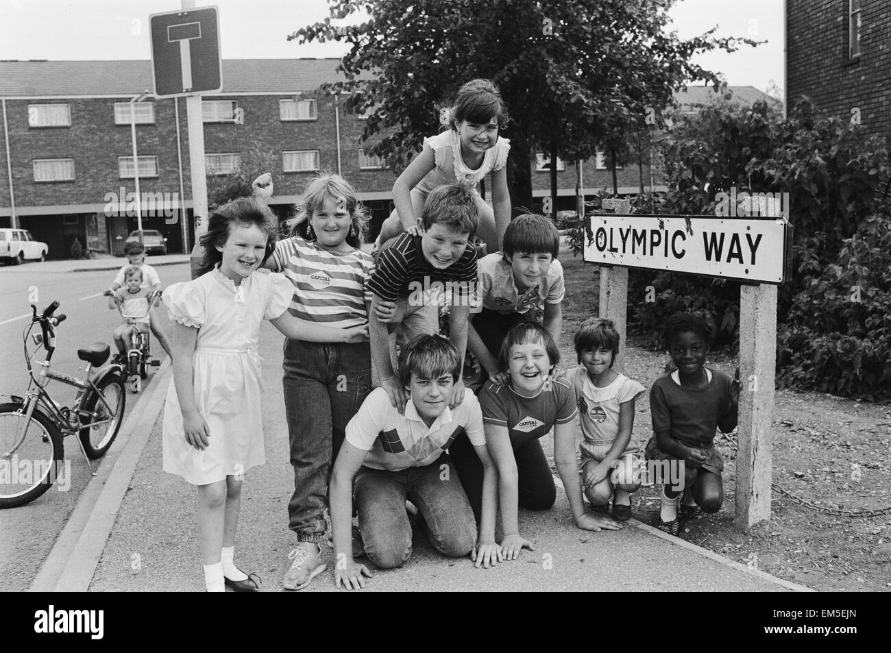 Playing outside 1980s hi-res stock photography and images - Alamy