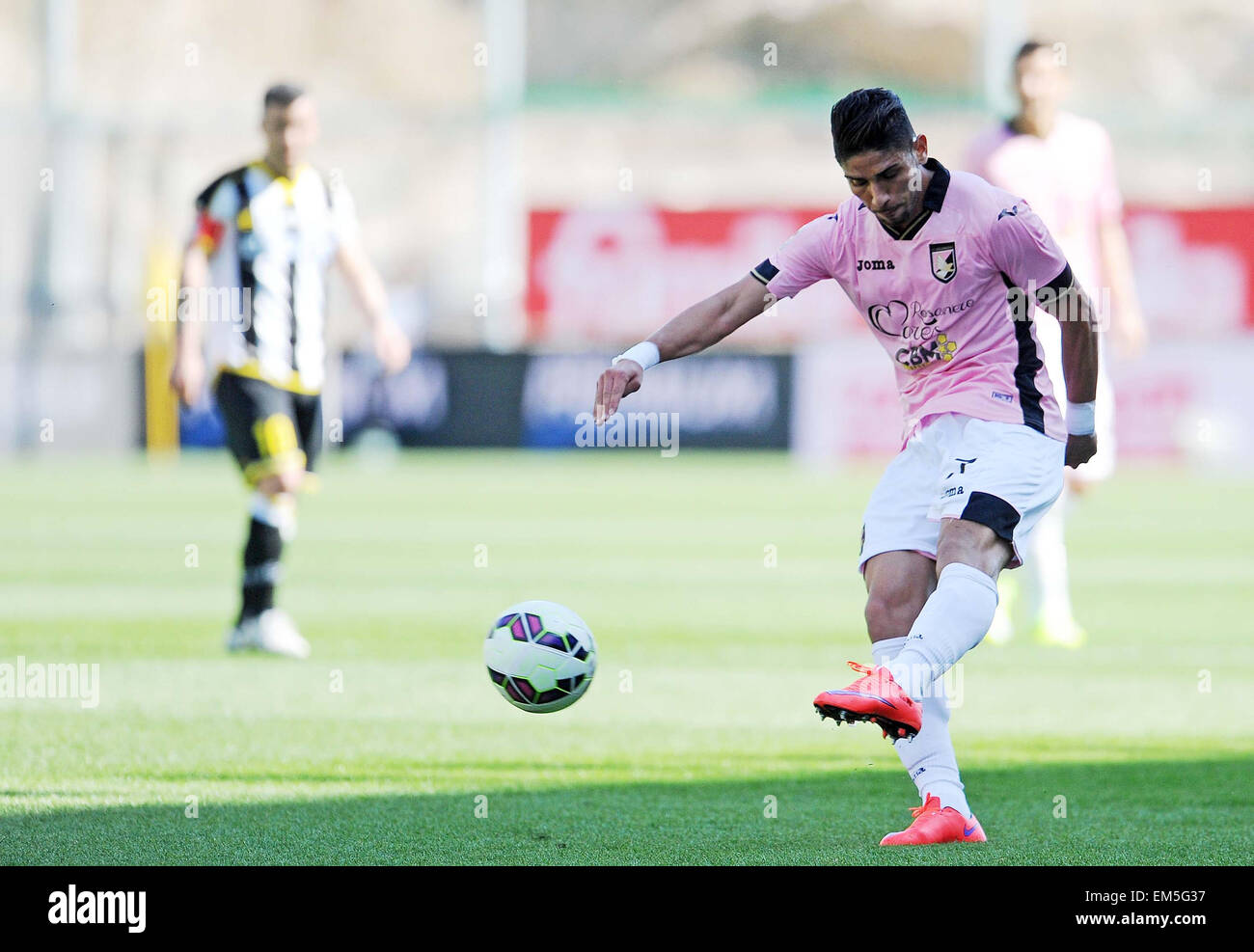 Scores opening goal hi-res stock photography and images - Alamy