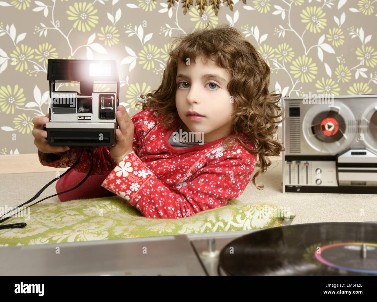 camera retro photo little girl in vintage room Stock Photo - Alamy
