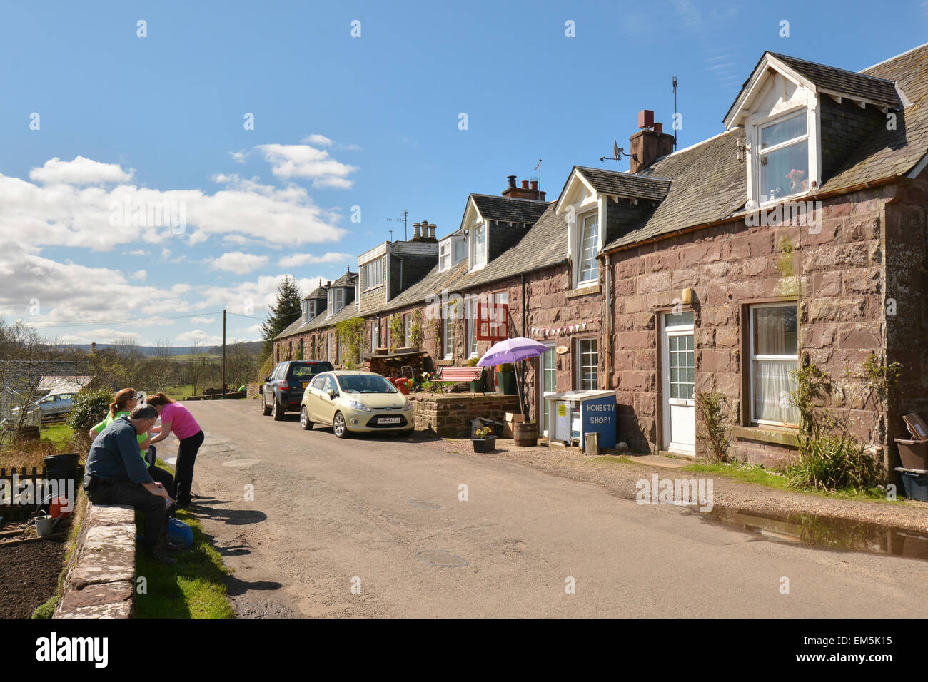 Gartness row cottages walk long distance hi-res stock photography and ...