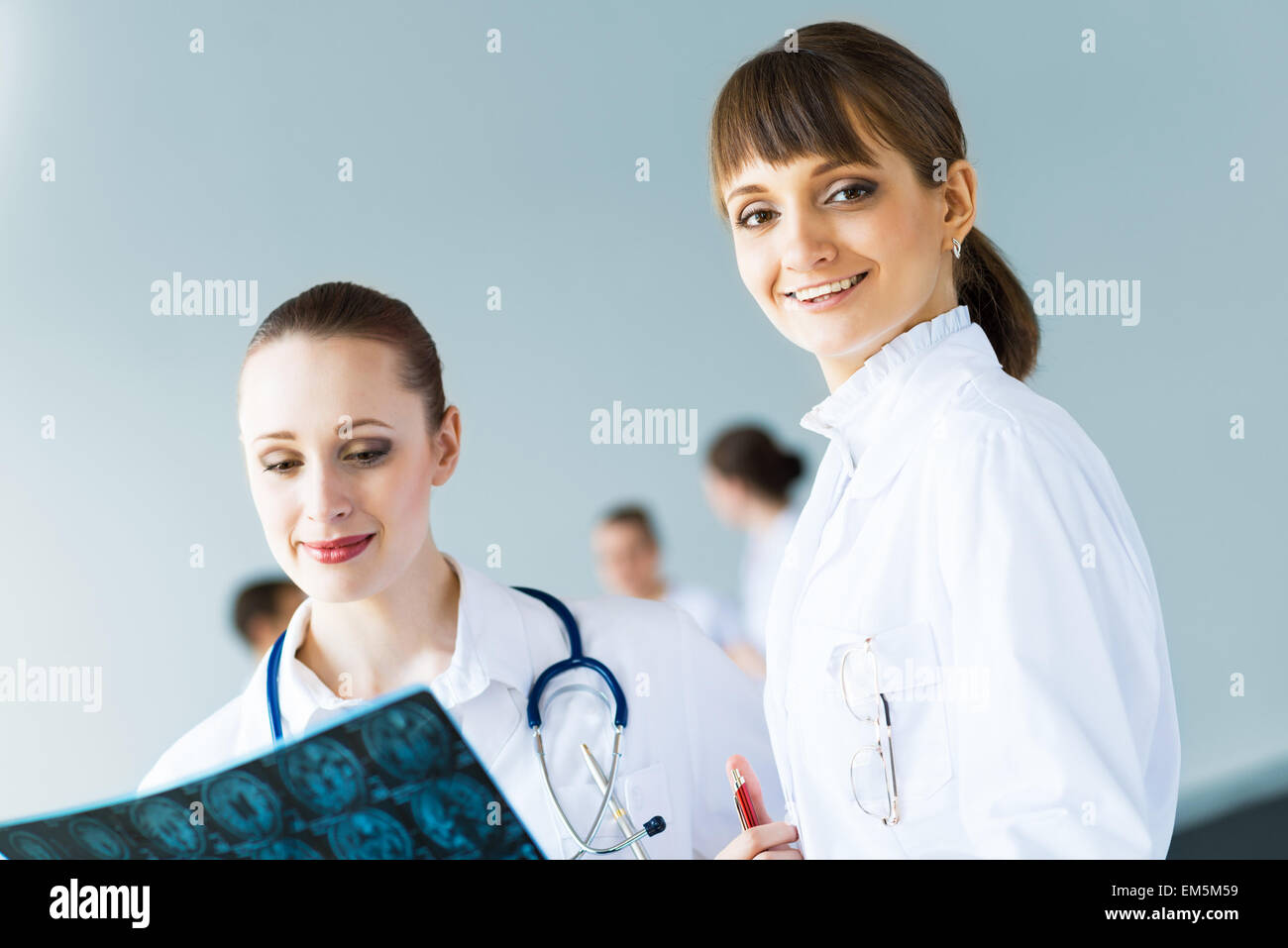 Two doctors discuss hi-res stock photography and images - Alamy