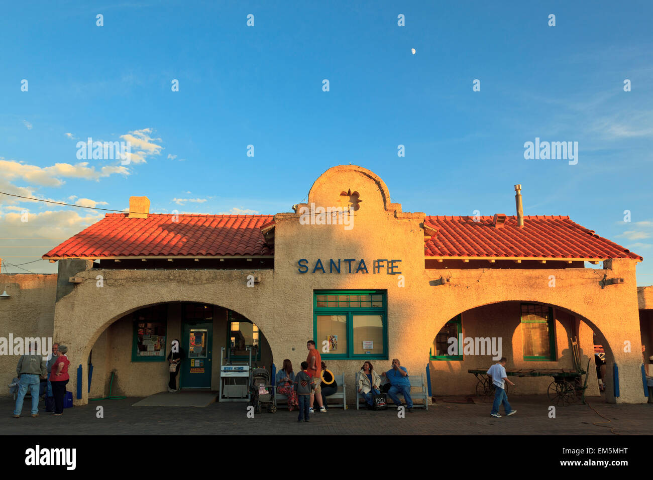 United States of America, New Mexico, Passengers waiting for a train at ...