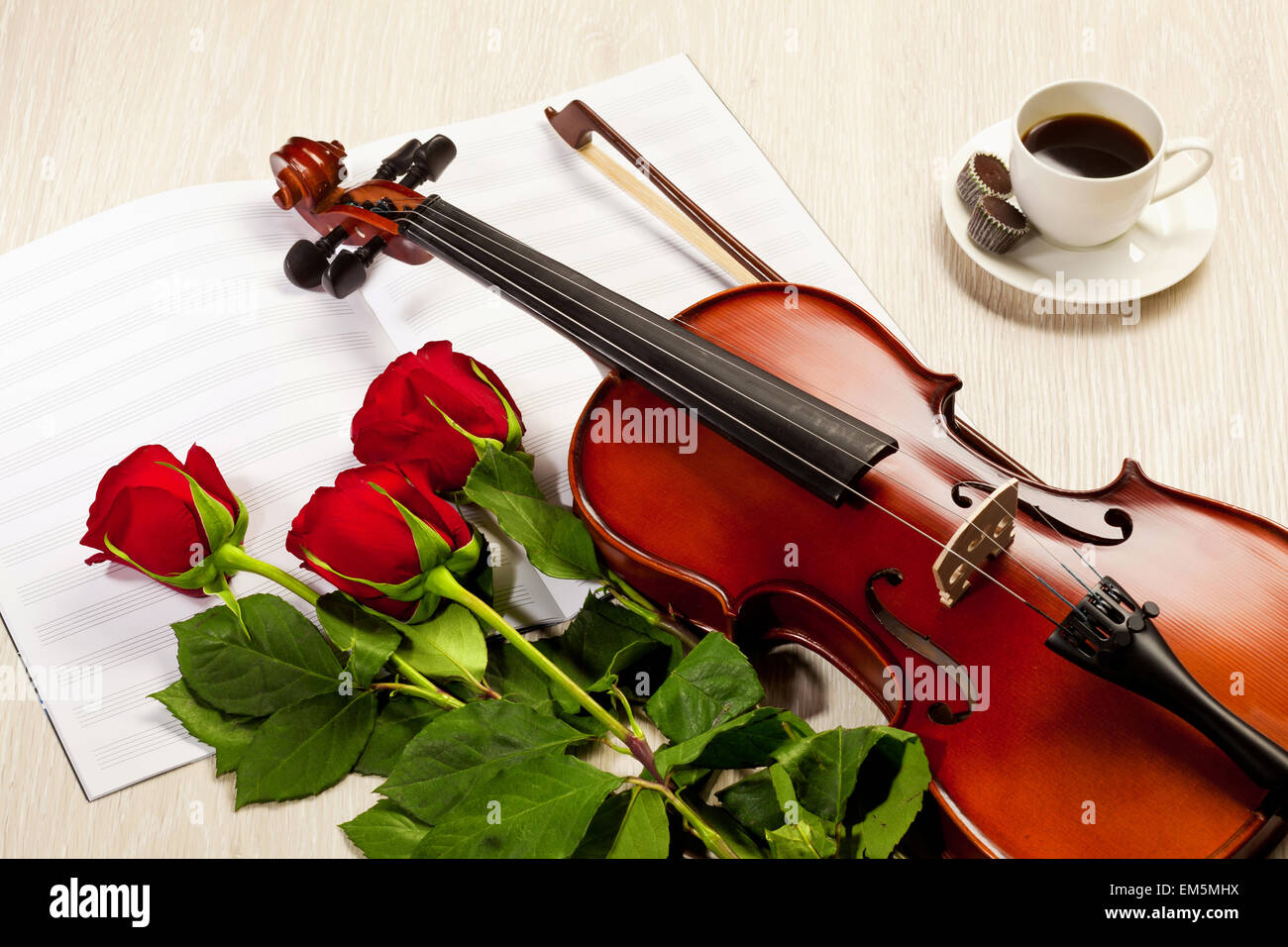 Red roses and a violin Stock Photo - Alamy