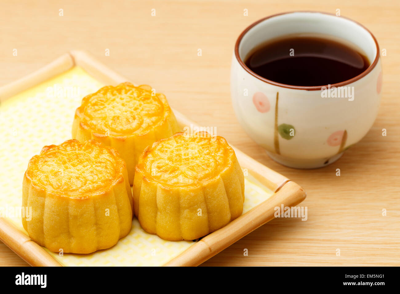 Mooncake and tea Stock Photo - Alamy