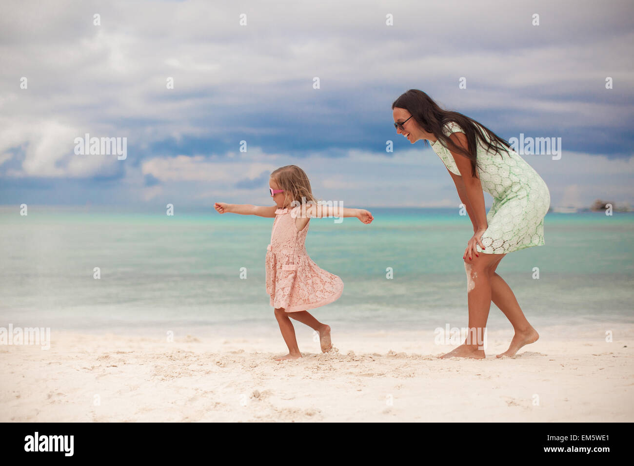 Mother daughter dancing beach hi-res stock photography and images - Alamy