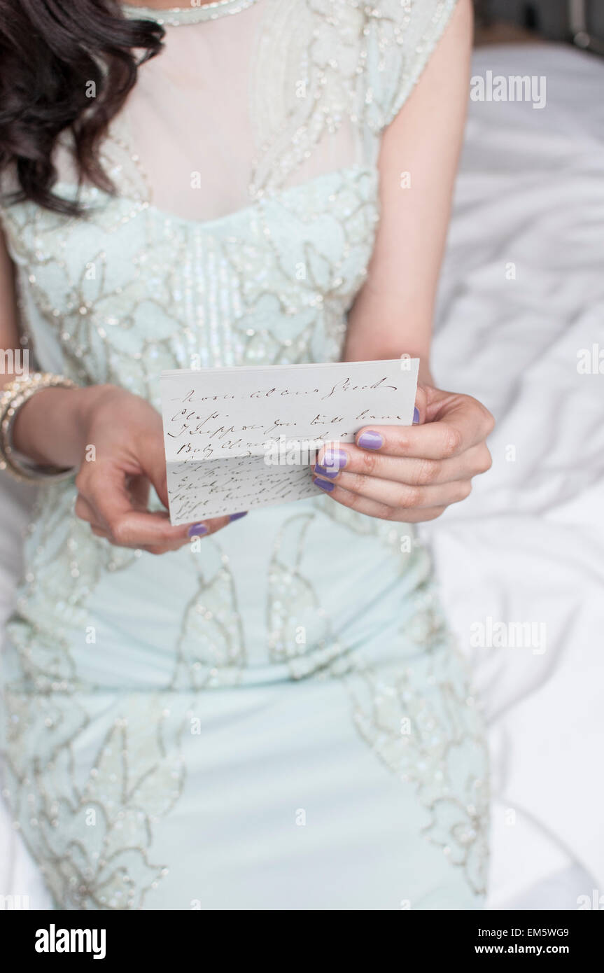 Woman reading a letter Stock Photo - Alamy