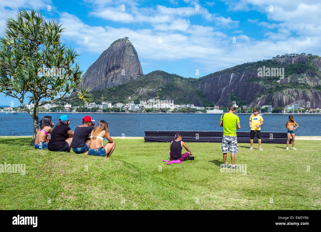 Brazil, Rio De Janeiro, people on the Flamengo beach Stock Photo - Alamy