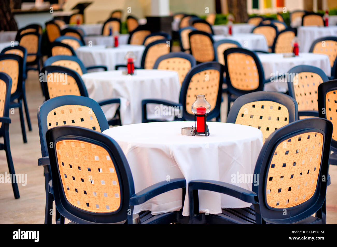 Empty tables in summer hi-res stock photography and images - Alamy