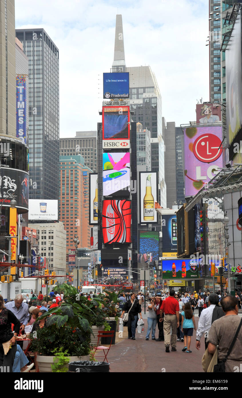Big screen times square hi-res stock photography and images - Alamy