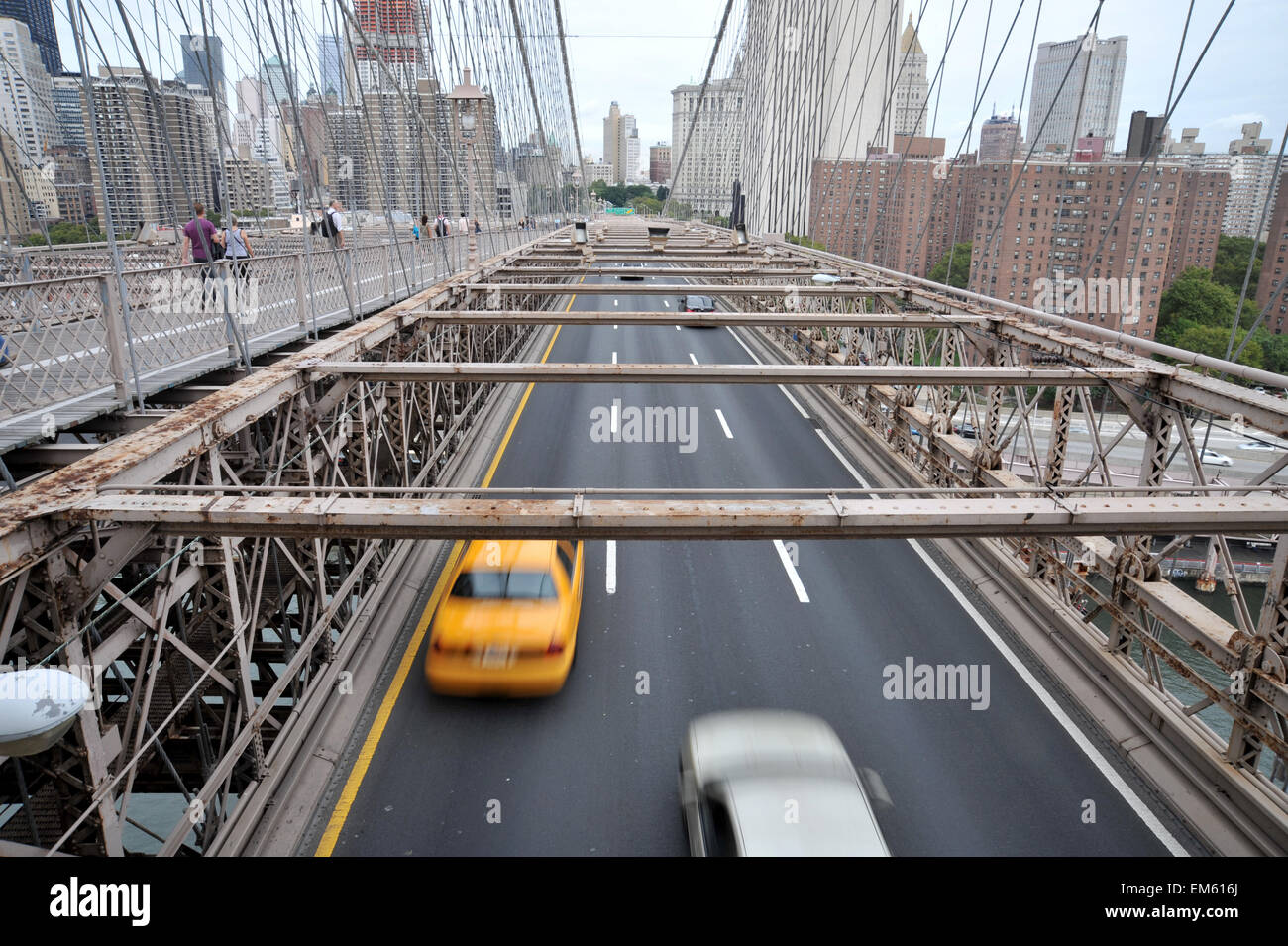 Traffic crossing the Brooklyn Bridge in New York Stock Photo - Alamy