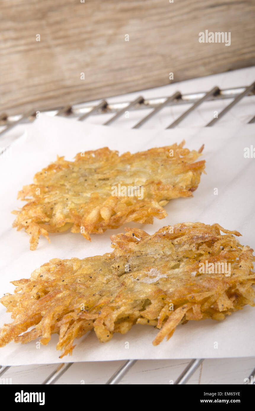 hash brown on kitchen paper Stock Photo - Alamy