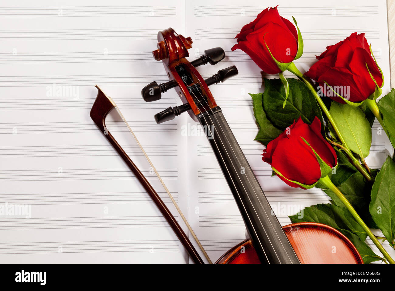 Red roses and a violin Stock Photo - Alamy