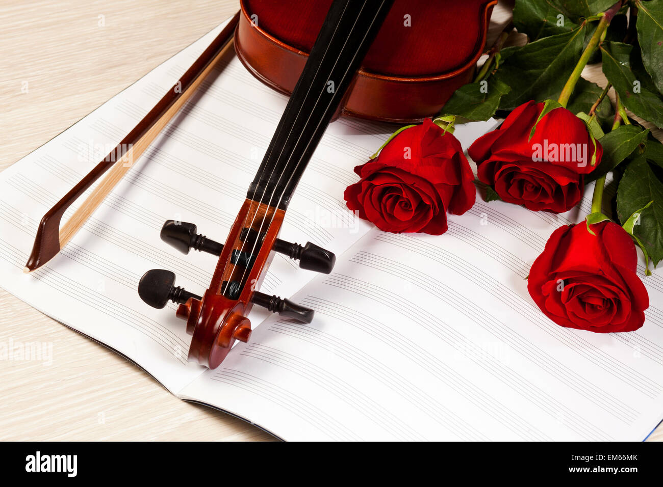 Red roses and a violin Stock Photo - Alamy