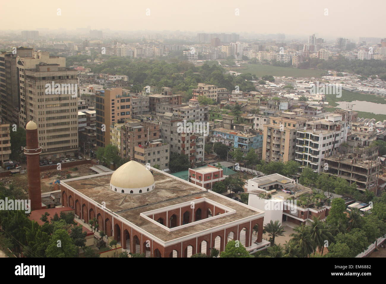 Dhaka, Bangladesh. 7th Apr, 2015. The Gausul Azam Jame Masjid mosque and Banani Lake in Dhaka ...