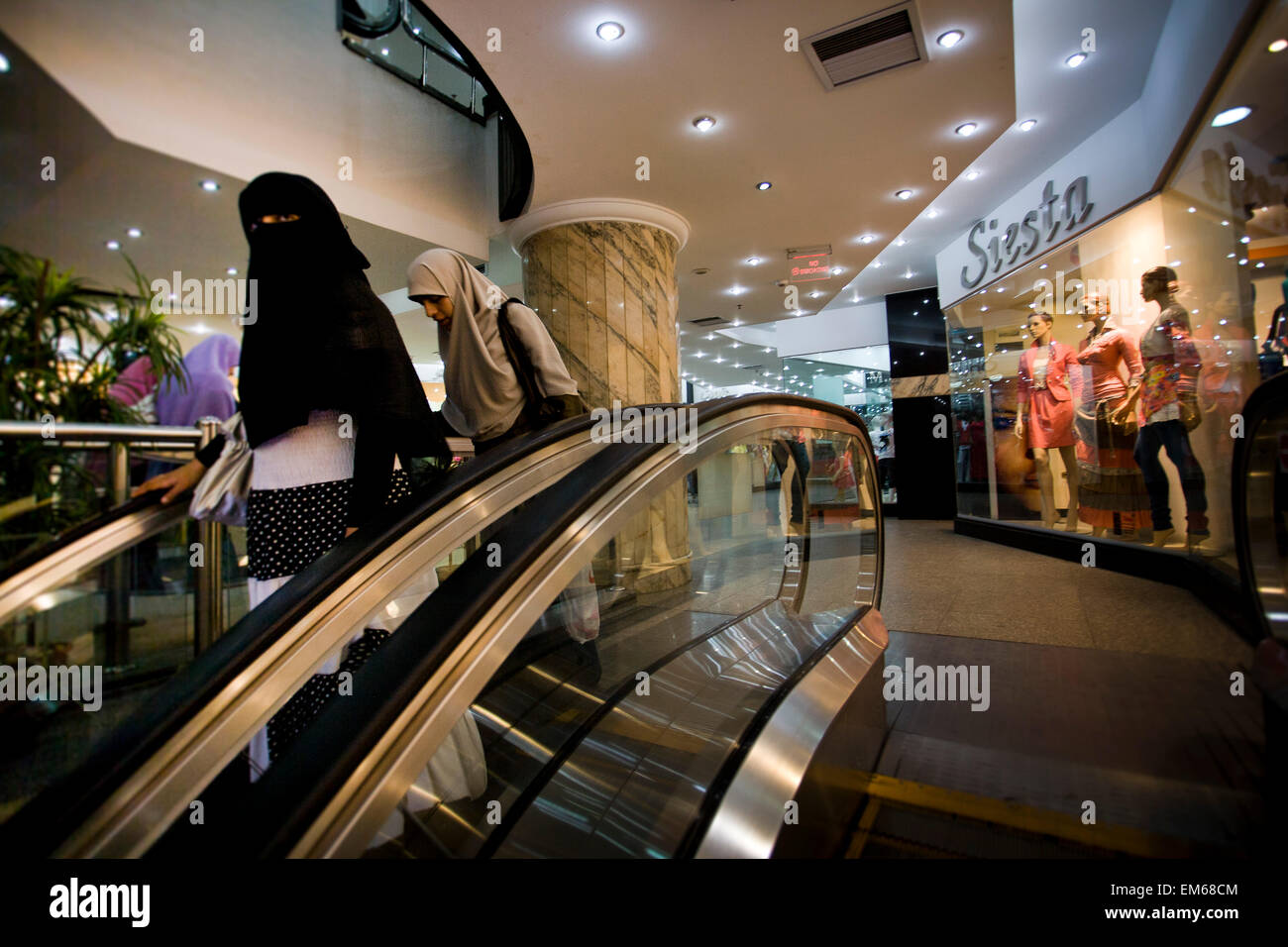Women in shopping center Stock Photo - Alamy