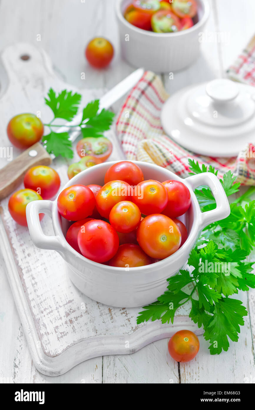 Juicy bright red sliced tomatoes hi-res stock photography and images ...