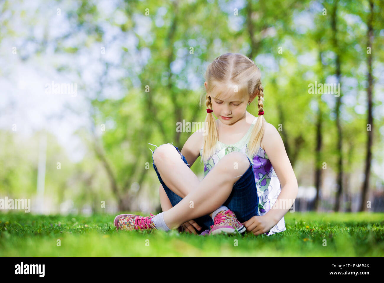 Little girl in park Stock Photo - Alamy