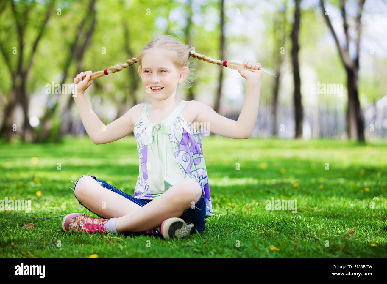 Little girl in park Stock Photo - Alamy