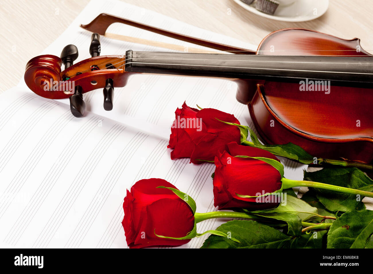 Red roses and a violin Stock Photo - Alamy