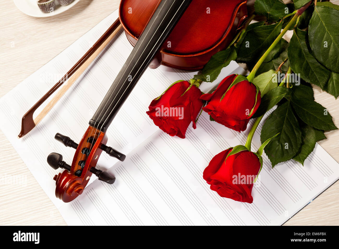 Red roses and a violin Stock Photo - Alamy