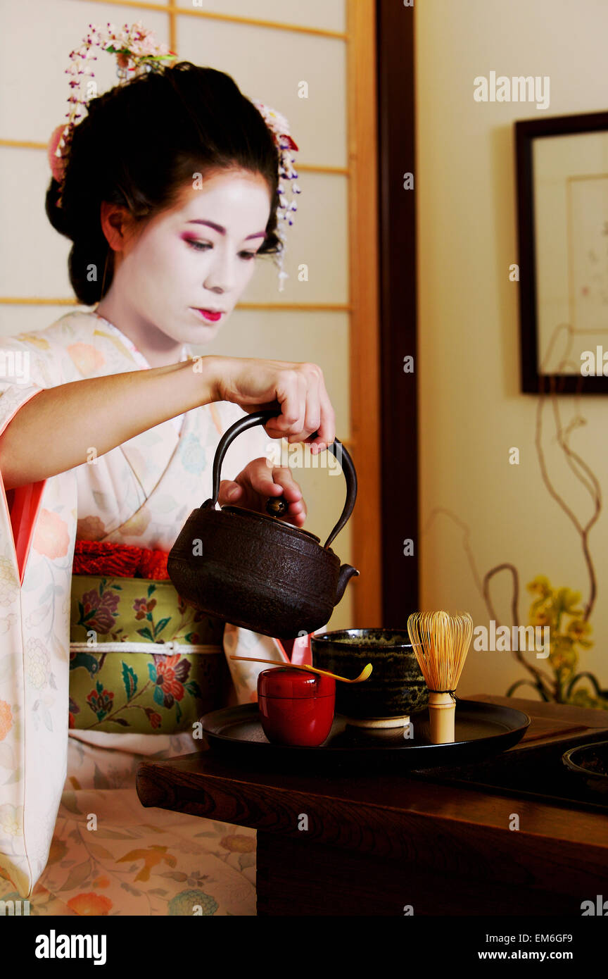 Geisha And Maiko Performing Traditional Tea Ceremony Stock Photo - Alamy