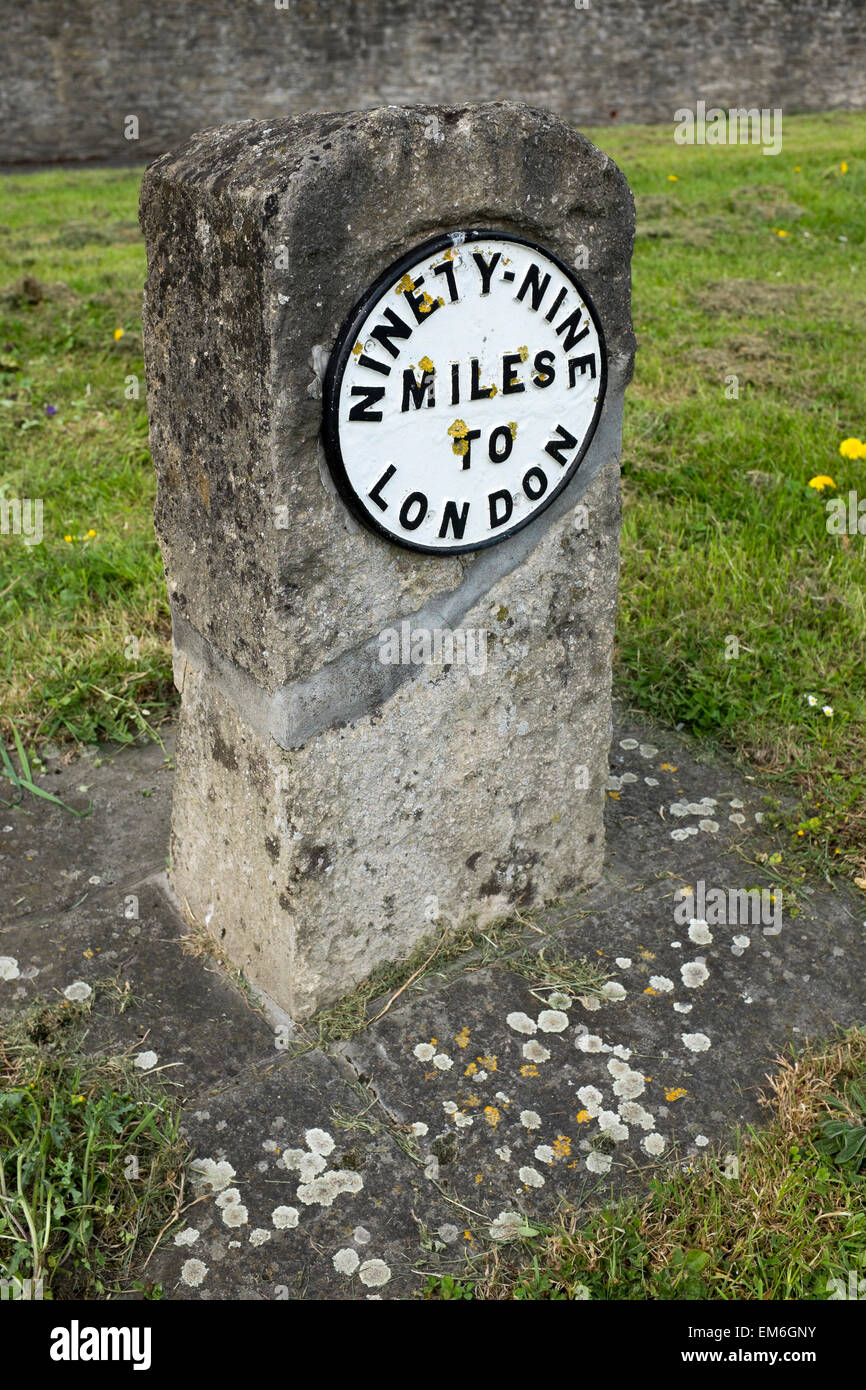 London milestone marker hi-res stock photography and images - Alamy
