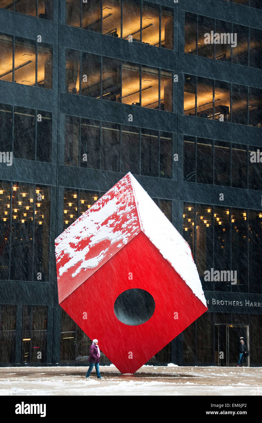 Cube sculpture hi-res stock photography and images - Alamy