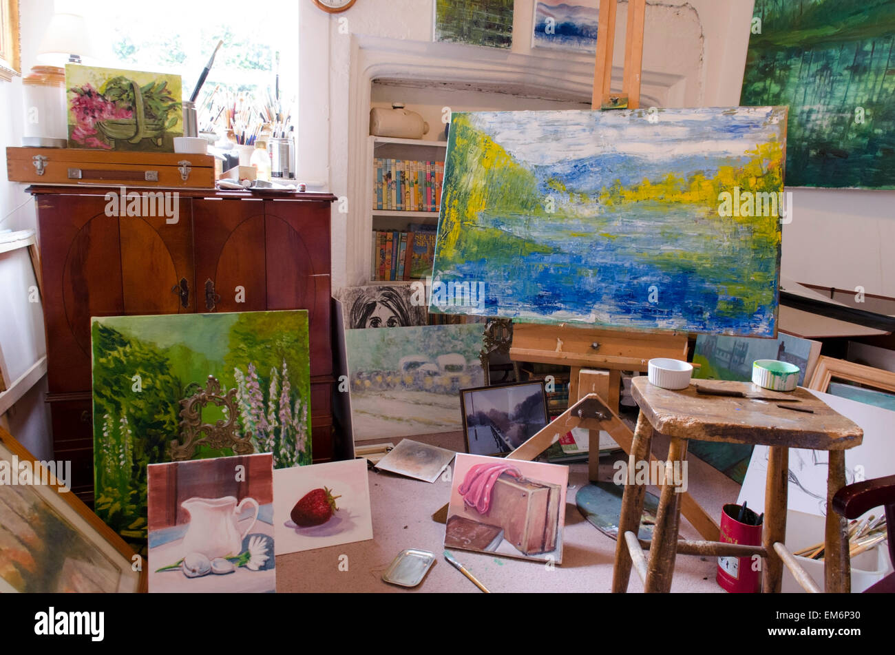 Artist studio paints hi-res stock photography and images - Alamy