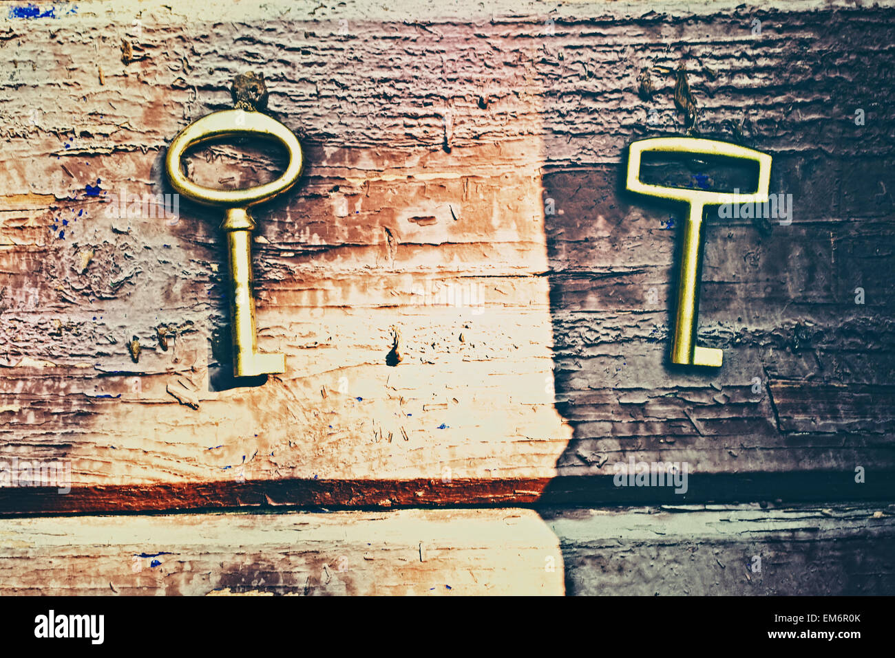 Old lost keys on floorboards closeup Stock Photo - Alamy
