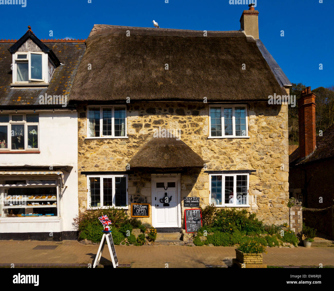 Tea house thatched roof hi-res stock photography and images - Alamy