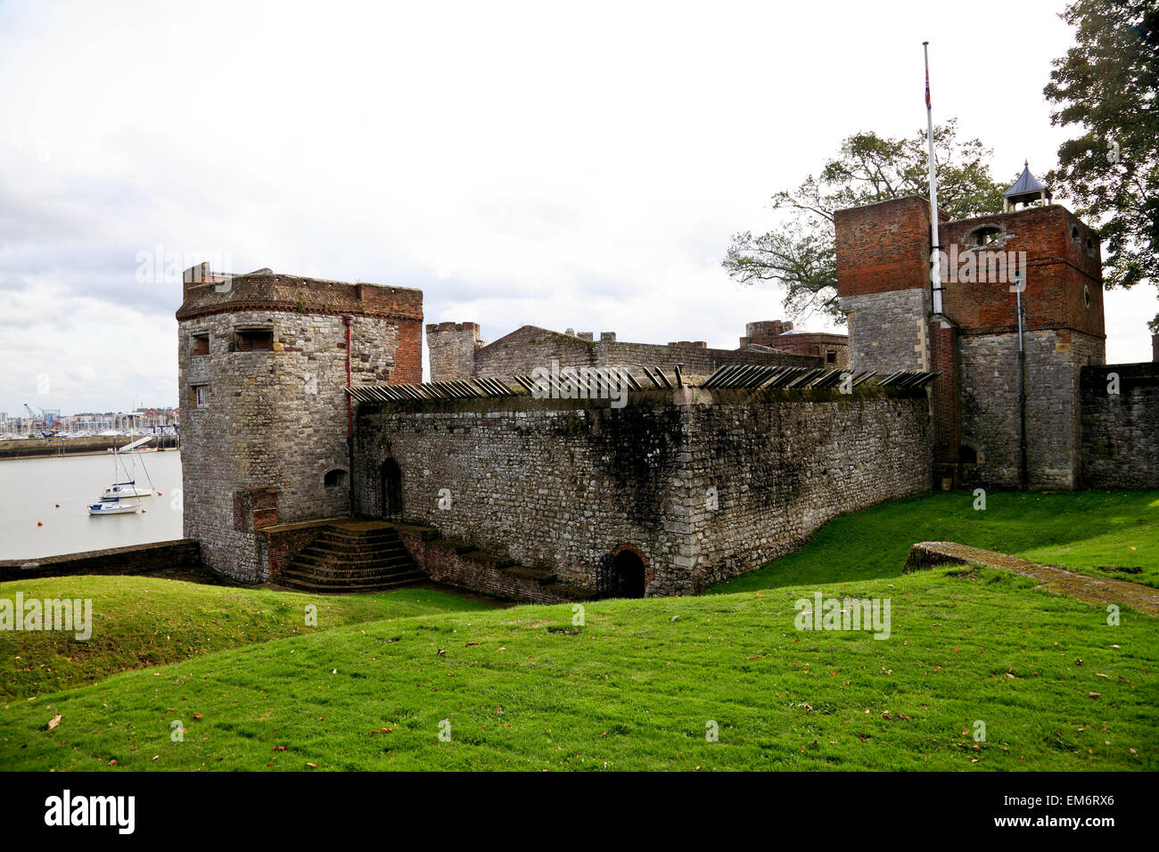 RS 4913. Upnor, Upnor Castle, Medway, Kent, England Stock Photo - Alamy