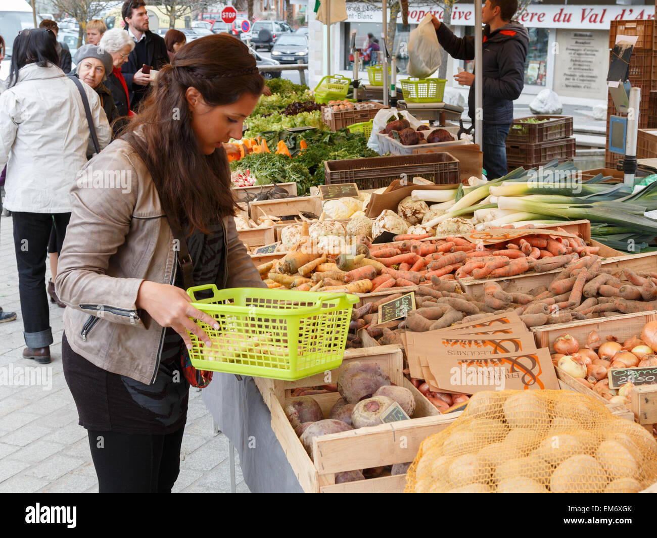 Young french woman buying vegetables in a stret market Stock Photo - Alamy