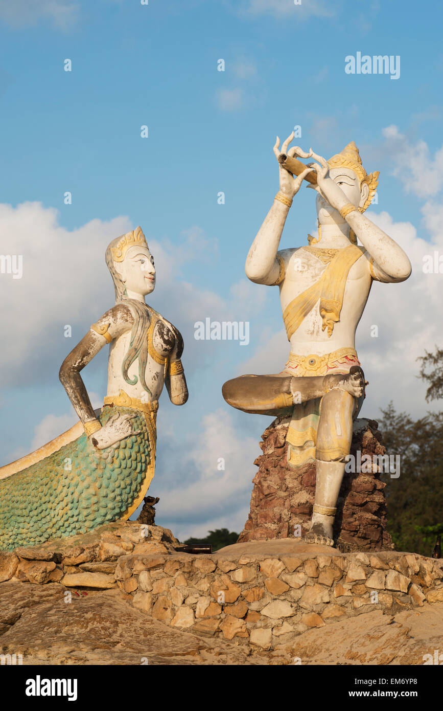 Two statues at beach hi-res stock photography and images - Alamy