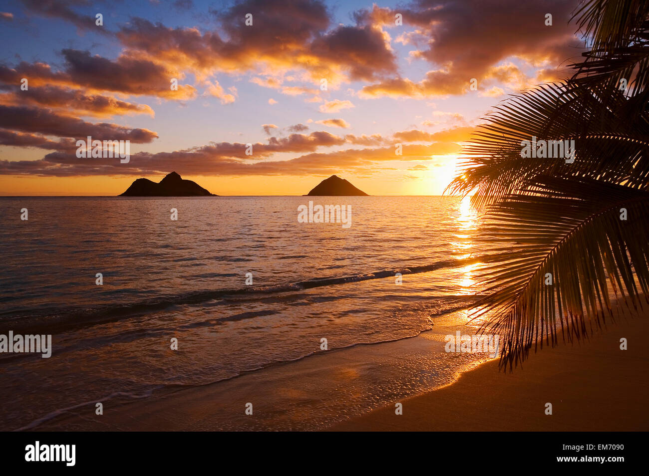 USA, Hawaii, Oahu, Lanikai Beach with Mokulua island in background at ...