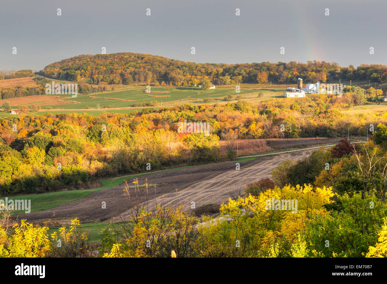 Scenic view of the rolling farmland and autumn foliage along The Great ...