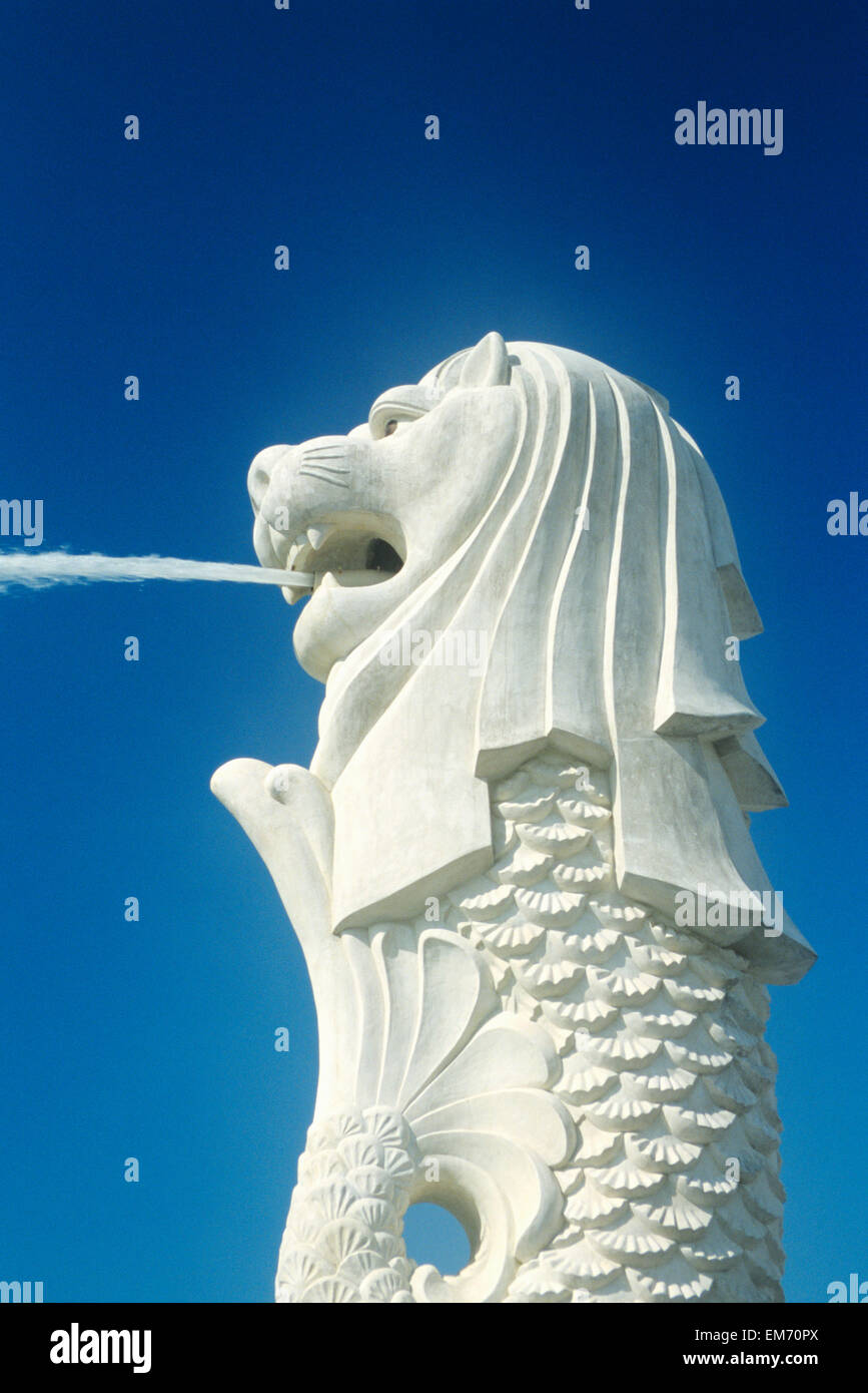 Close up of famous Merlion Fountain ; Singapore Stock Photo - Alamy