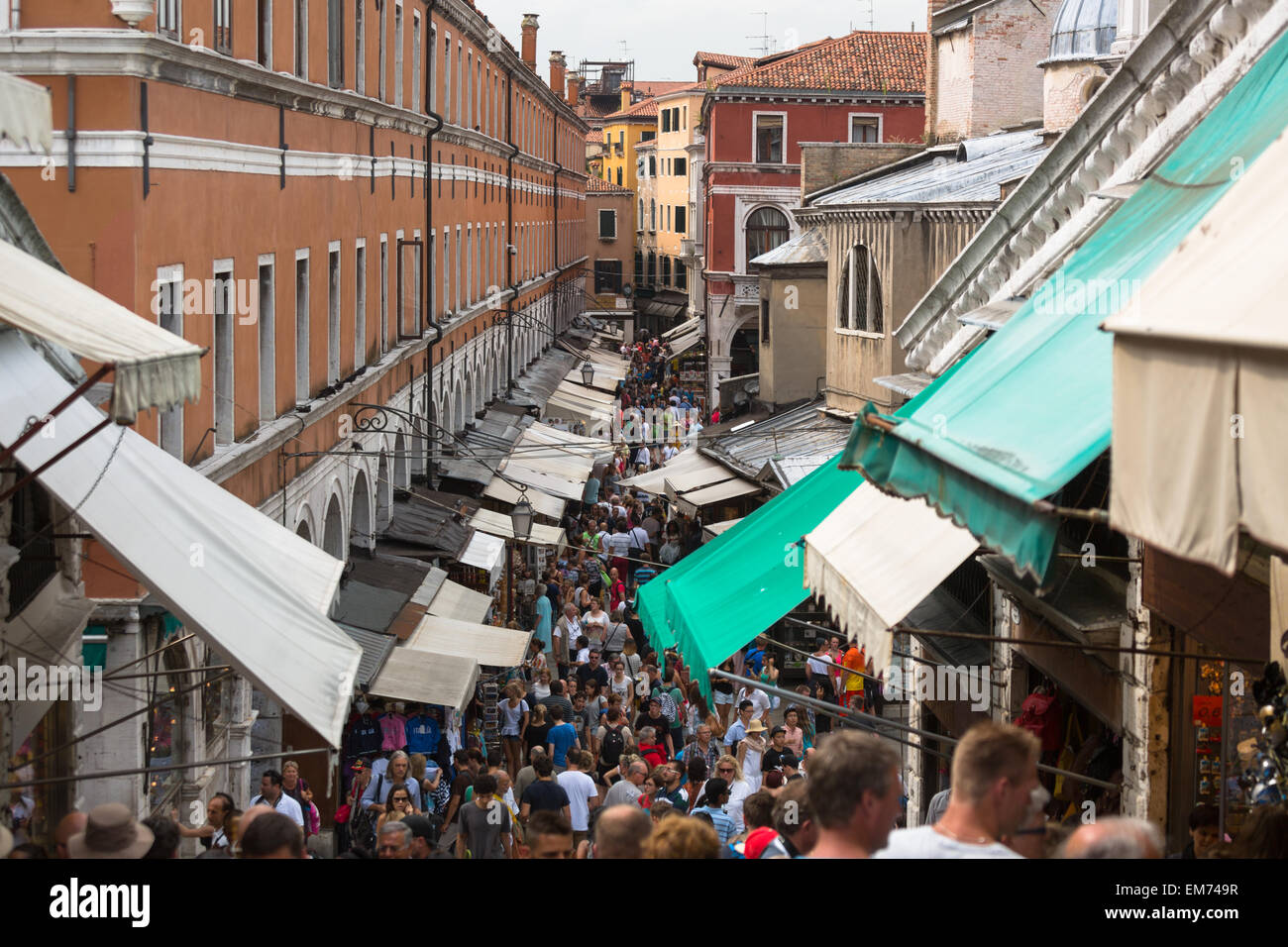 Looking down a crowded Ruga dei Oresi near the Rialto Bridge in Venice ...