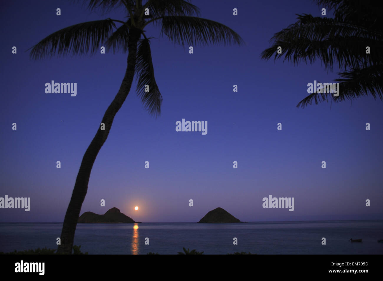 Hawaii, Oahu, Lanikai, Full Moon Rising Over The Mokulua Islands With ...