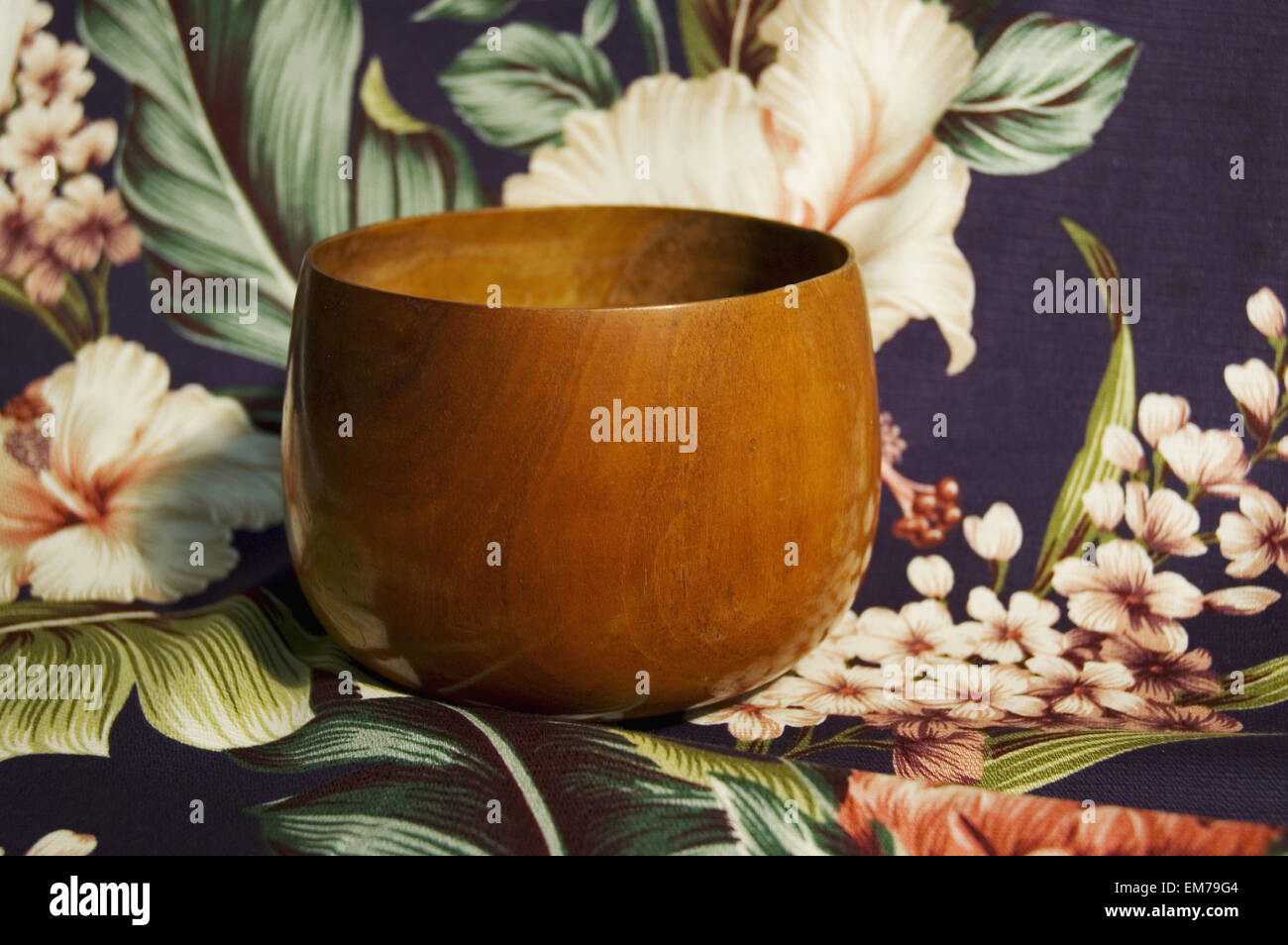 Koa Bowl (Calabash) On Hawaiian Print Bark Cloth Stock Photo - Alamy