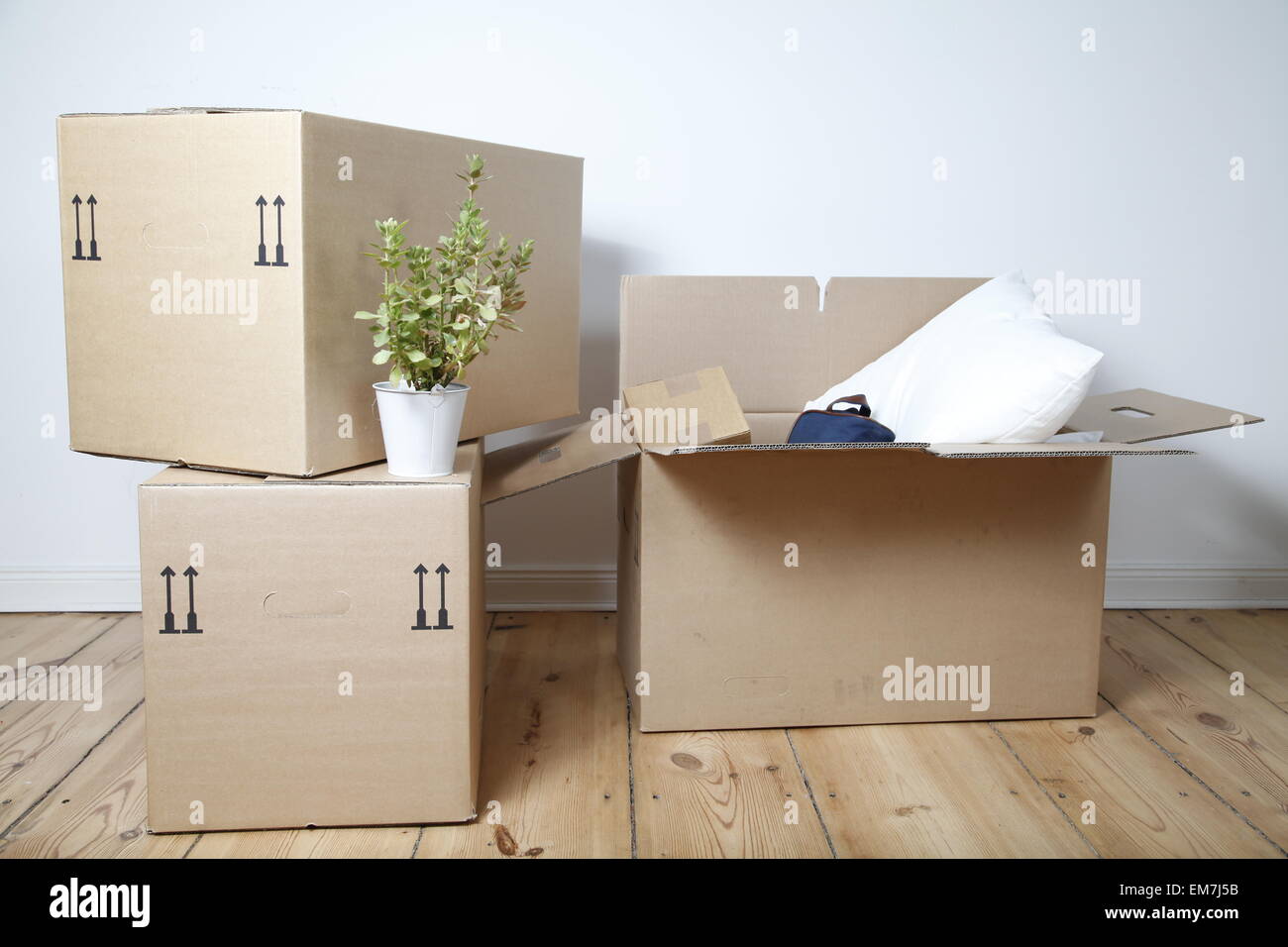 Moving boxes hi-res stock photography and images - Alamy