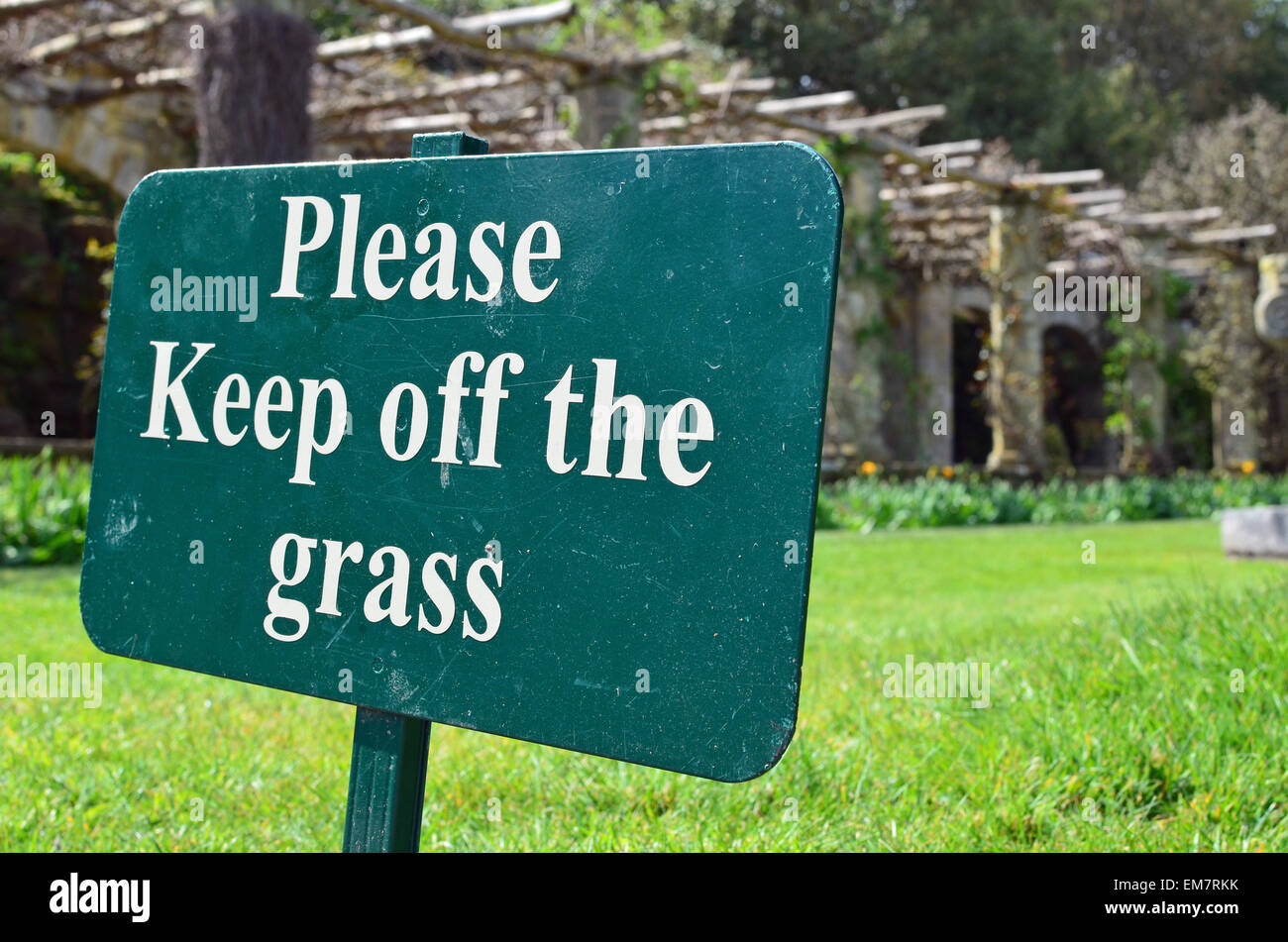 Please keep off lawn sign hi-res stock photography and images - Alamy