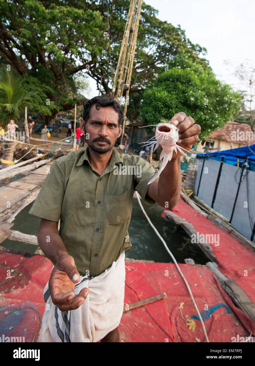 Fisherman showing catch on chinese hi-res stock photography and images ...