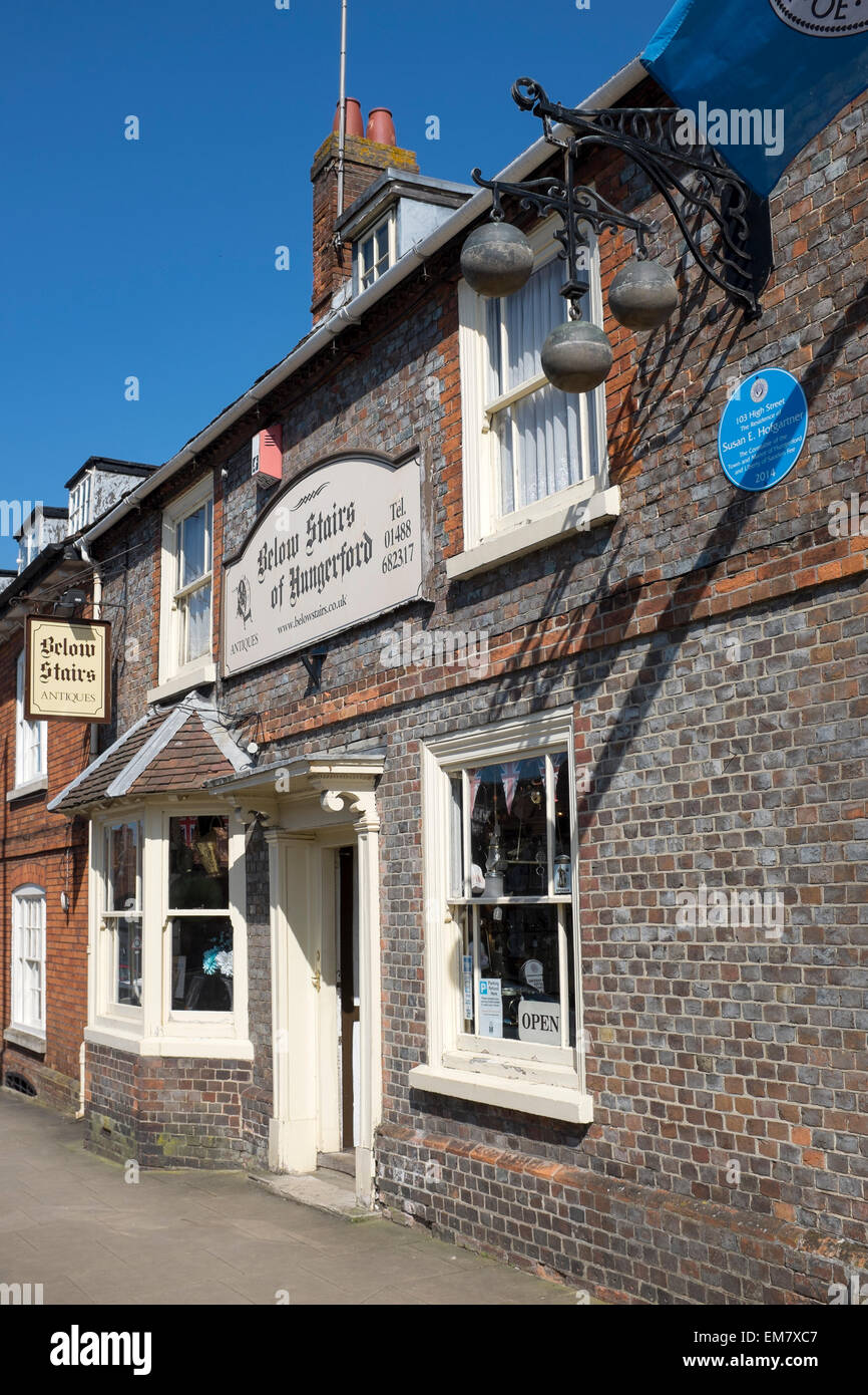 Below Stairs Antiques Shop in Hungerford Stock Photo - Alamy
