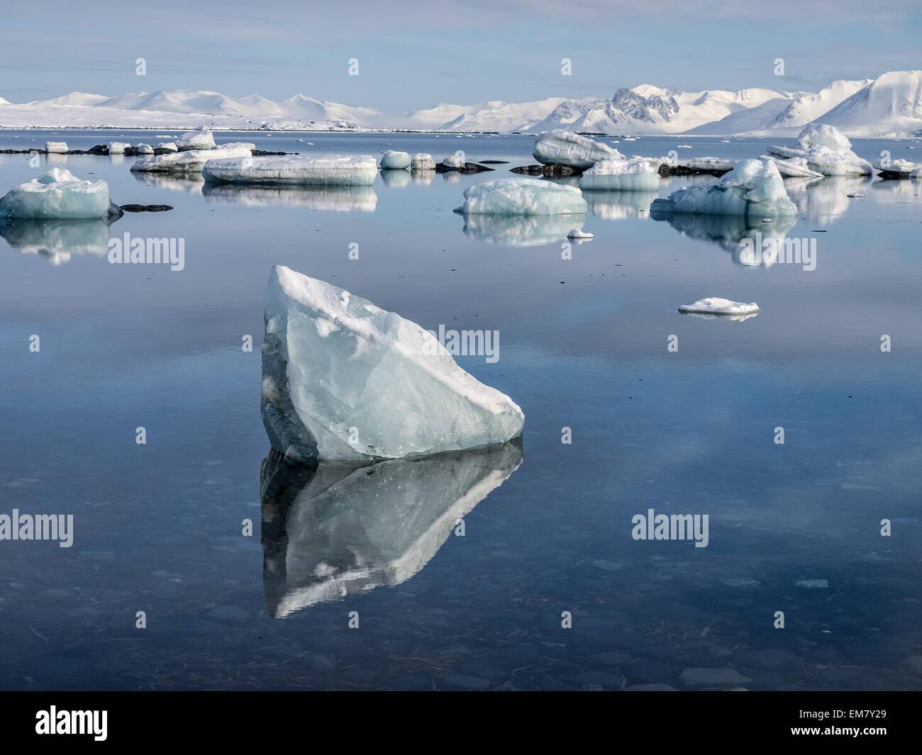 Arctic landscape - ice, sea, mountains, glaciers - Spitsbergen ...