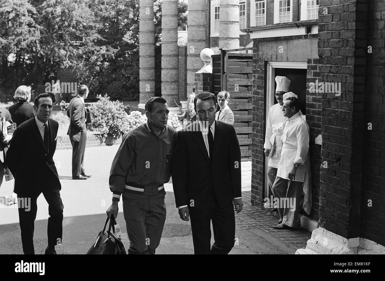 Jimmy greaves 1966 Black and White Stock Photos & Images - Alamy