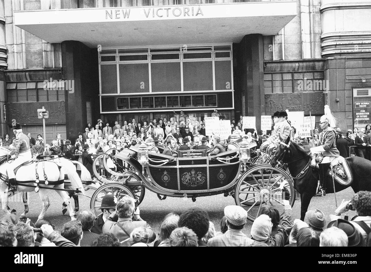The coach carrying Queen Elizabeth II and President Nicolae Ceausescu ...