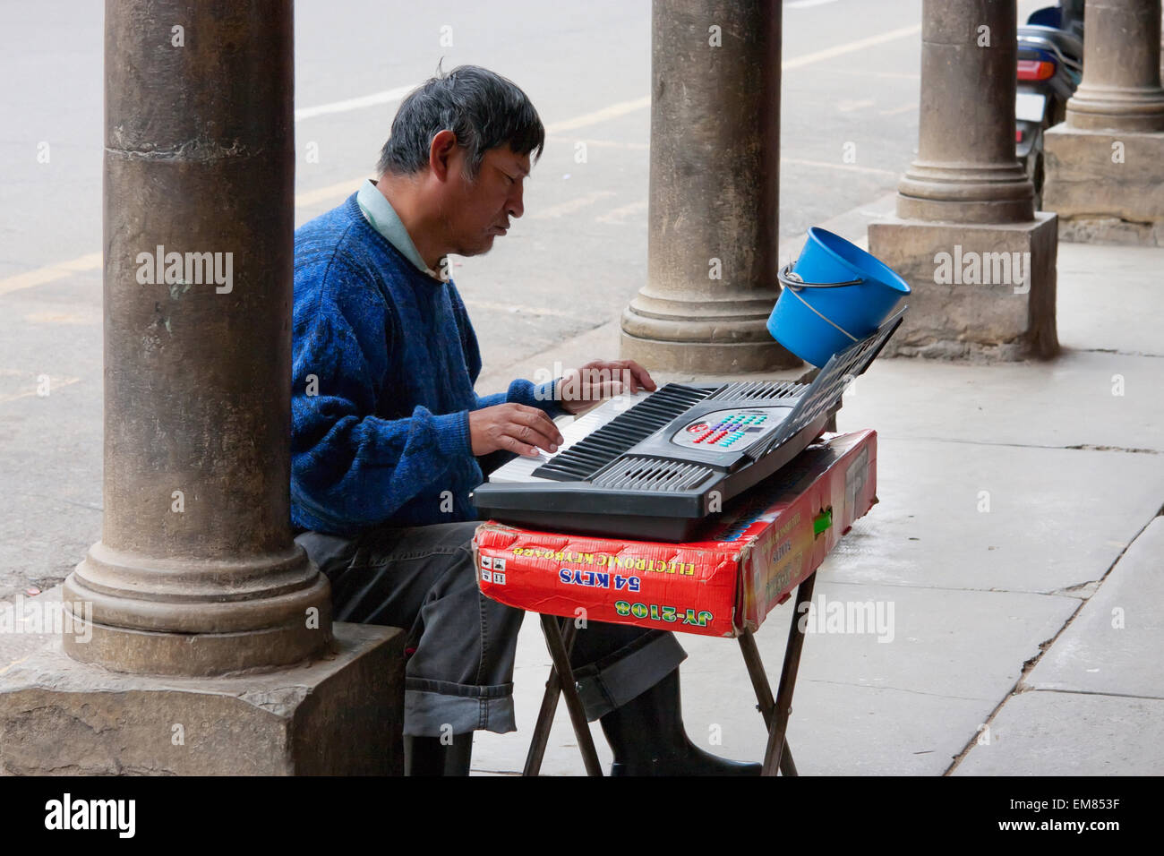 Blind playing instrument hi-res stock photography and images - Alamy