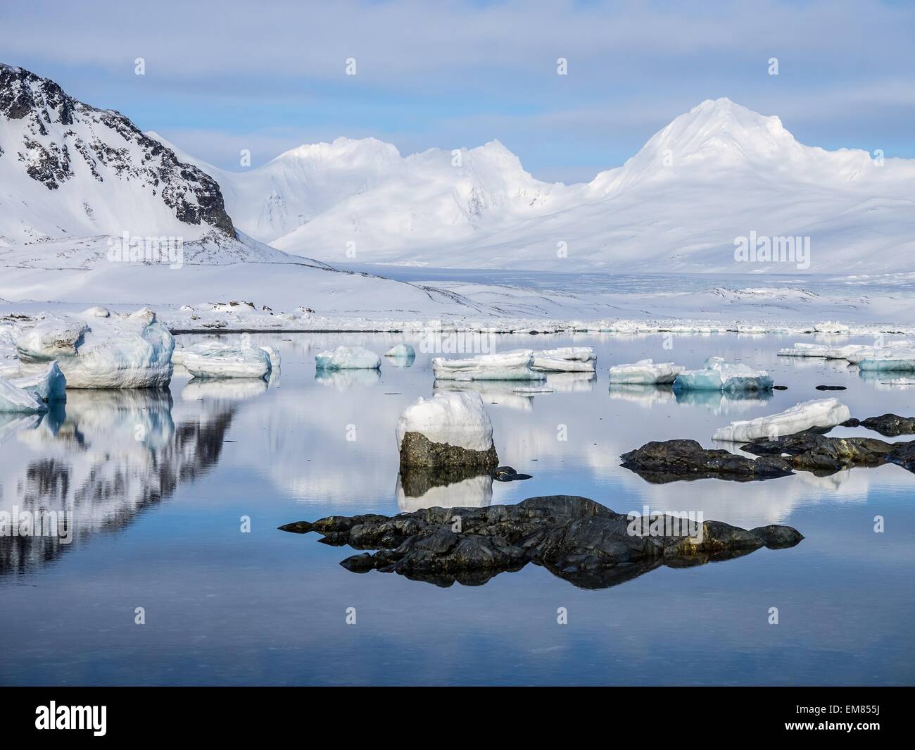 Arctic landscape - ice, sea, mountains, glaciers - Spitsbergen ...