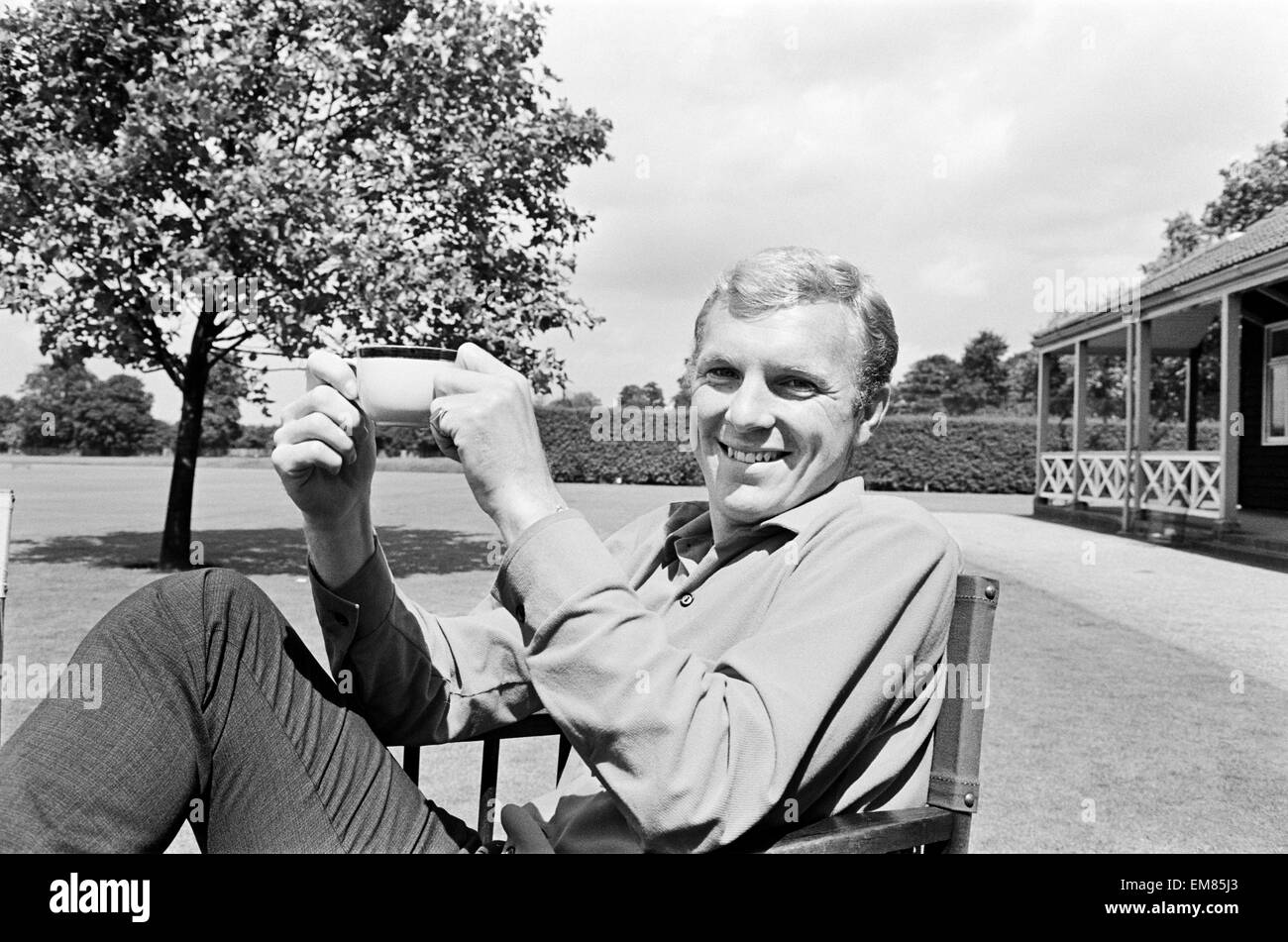 Bobby moore 1966 hi-res stock photography and images - Alamy
