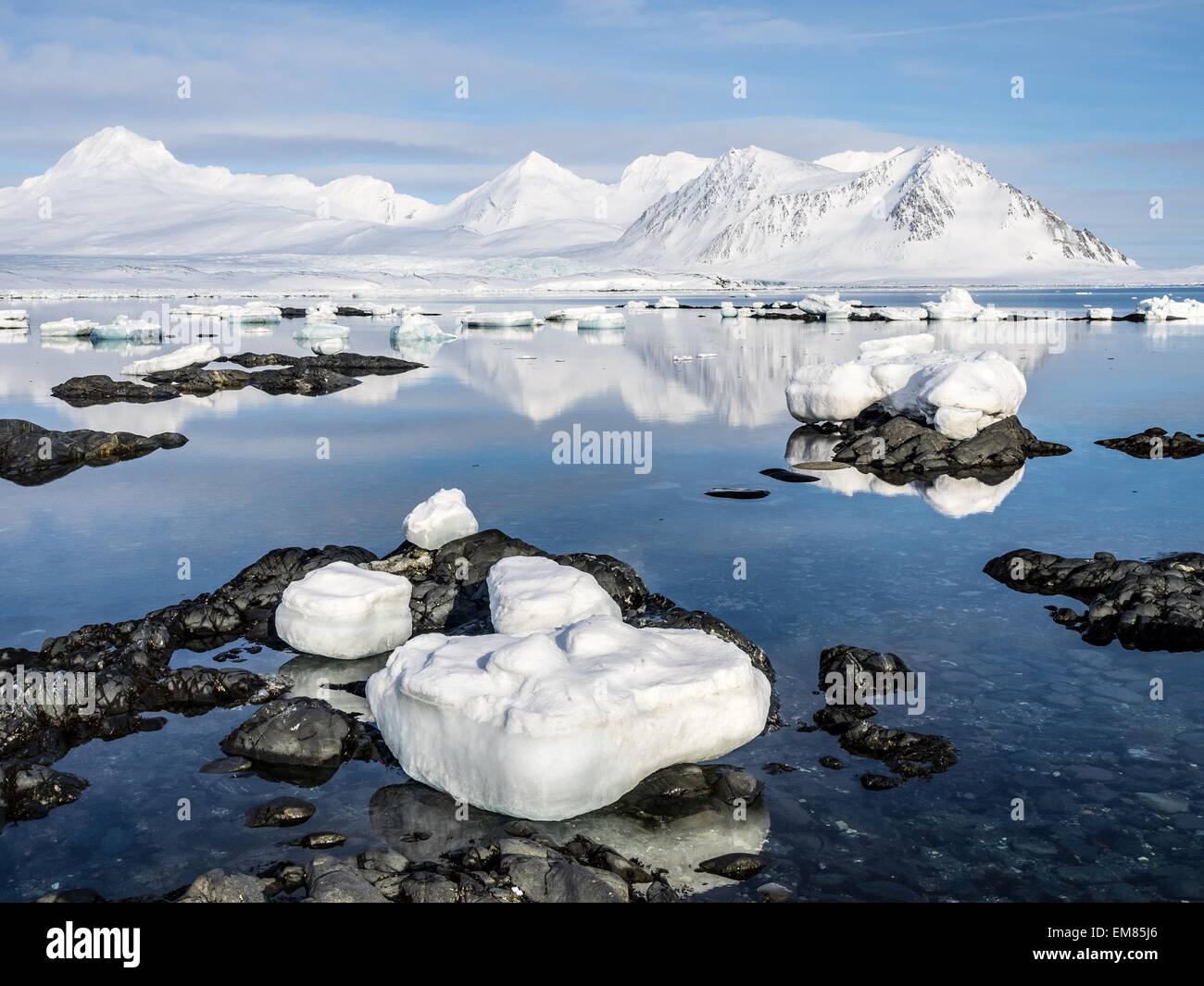 Arctic landscape - ice, sea, mountains, glaciers - Spitsbergen ...